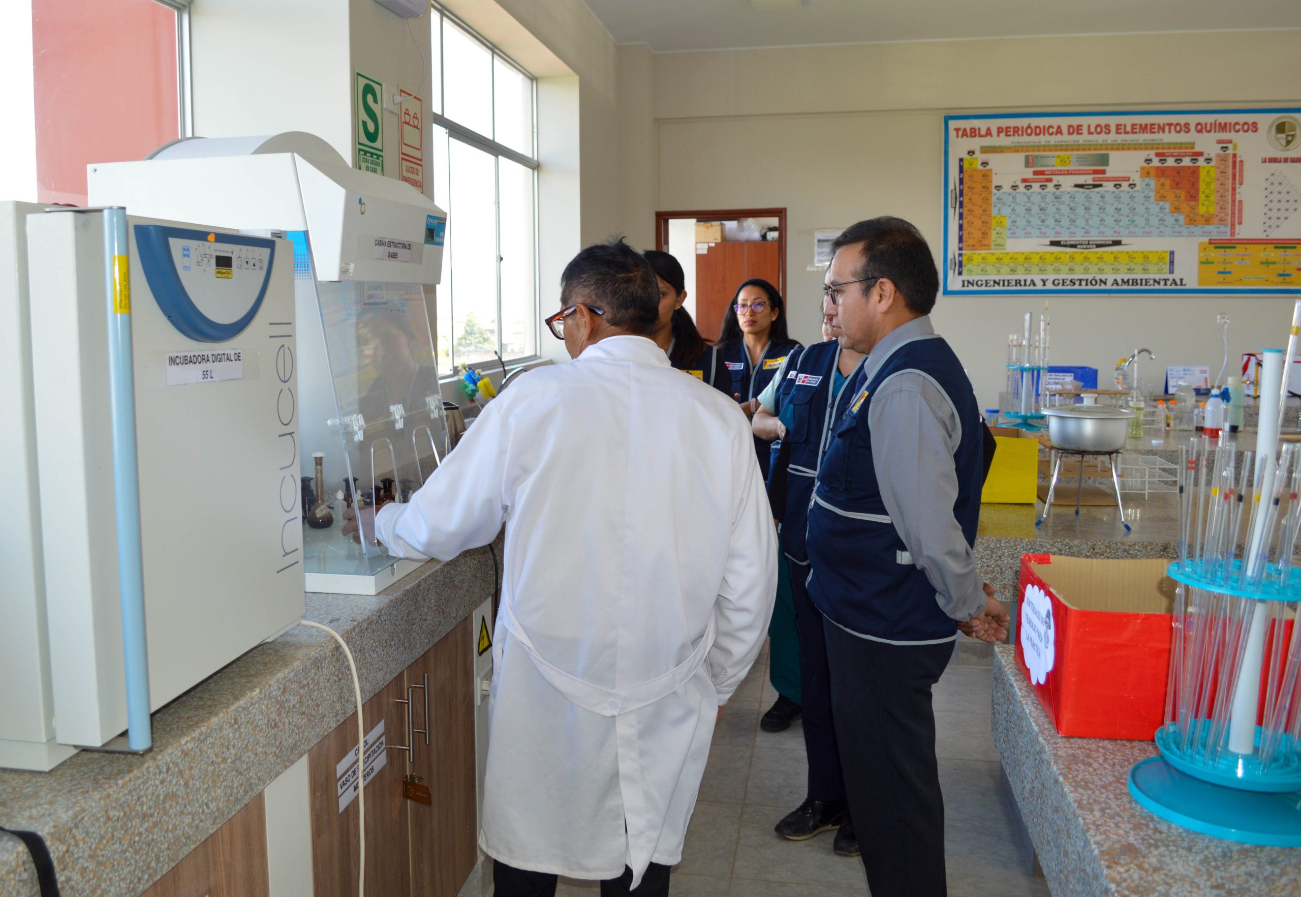 VISITA GUIADA A LOS LABORATORIOS MODERNOS DE LA UNAH - UERSAN